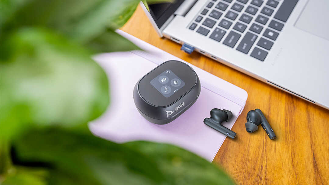 Sluchátka Poly Voyager Free 60 a hlasové komunikátory Poly Sync - IT Revue